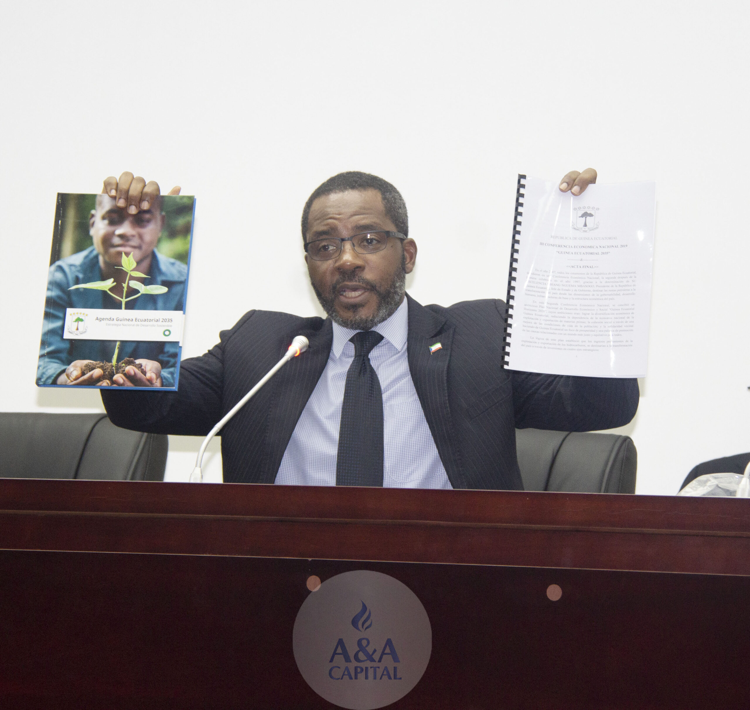 Mbaga Obiang Lima se reúne con los funcionarios del Ministerio de ...